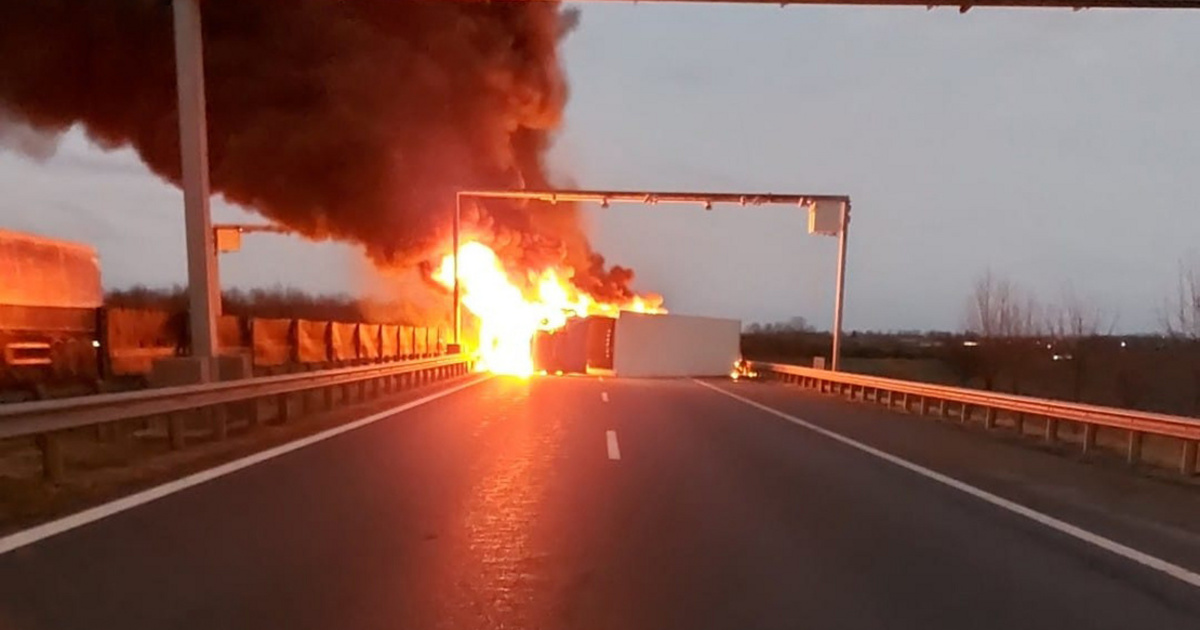 Teljes útzár lépett életbe: lángokba borult az M7-es autópálya, nagy a ...
